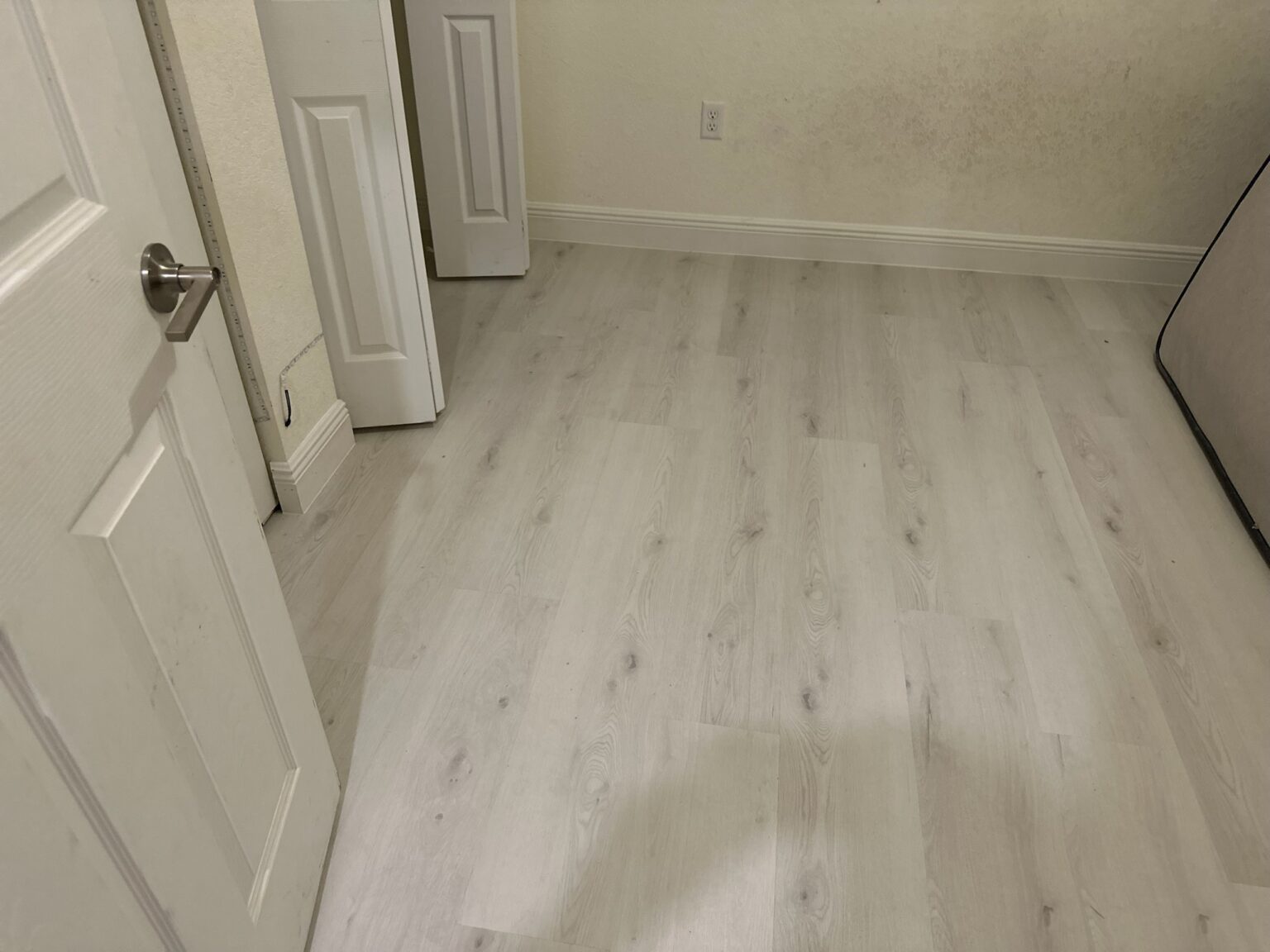 How to Lay Laminate Flooring: A Comprehensive Guide - Bobsurfaces
